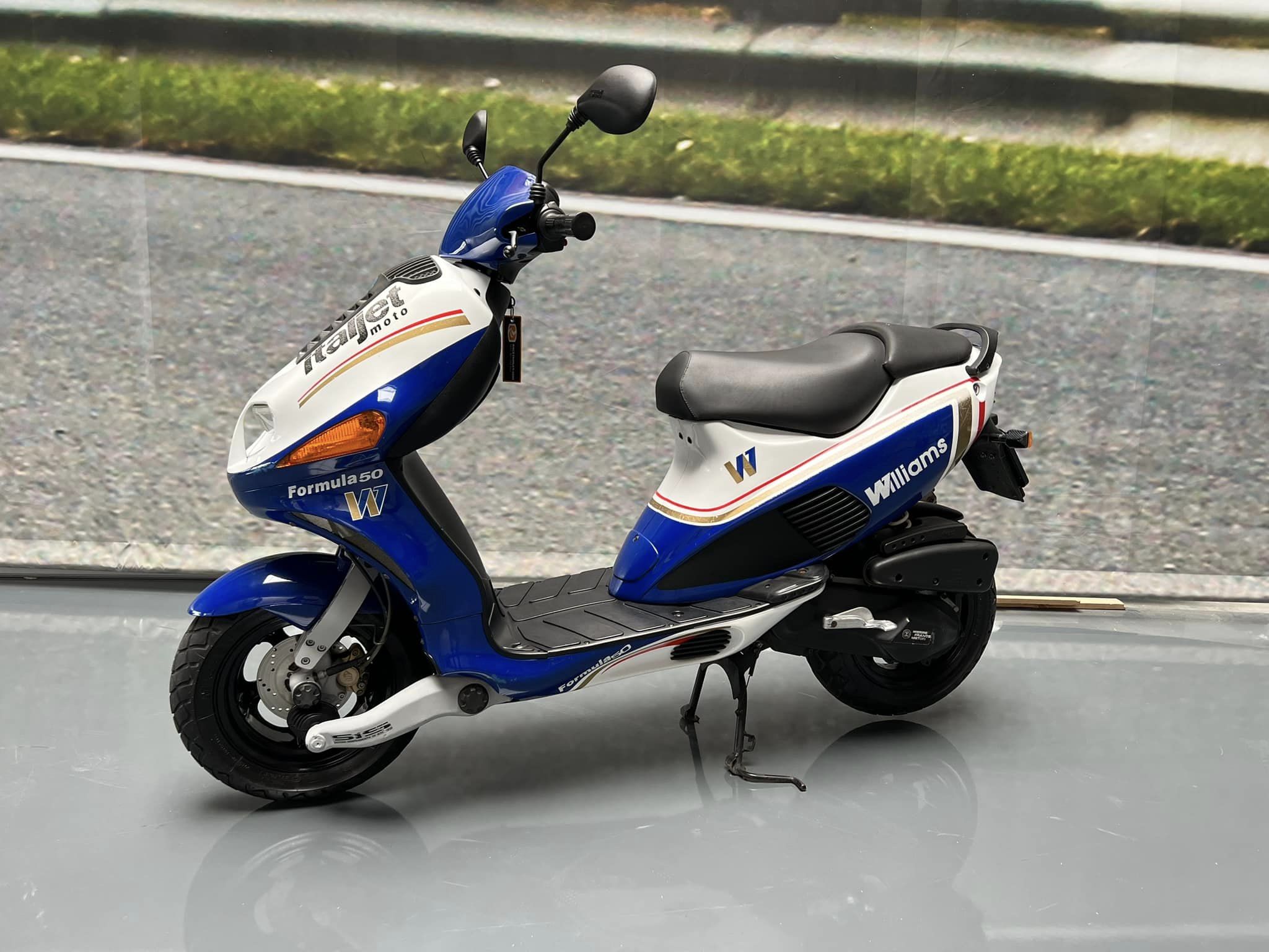official Rothmans Williams Formula 1 team scooter - GPCars4Sale.com