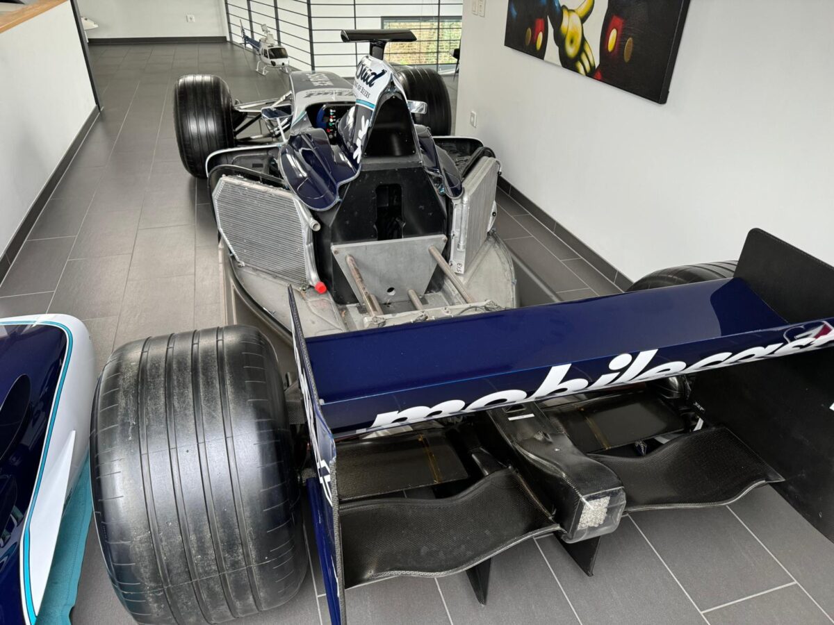 F1 Williams FW26 official show car in 2006 livery - GPCars4Sale.com