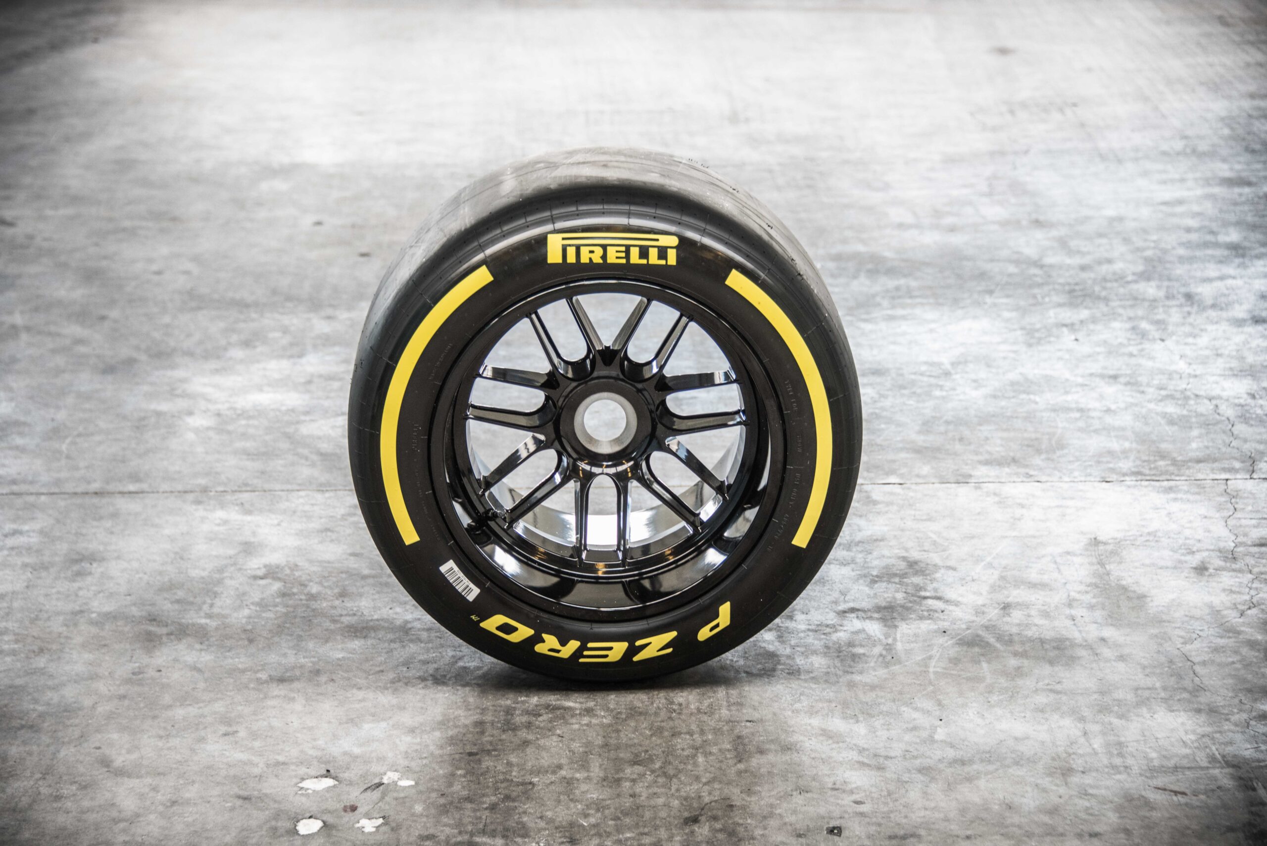 F1 official 18-inch Pirelli rear tire & rim. - GPCars4Sale.com